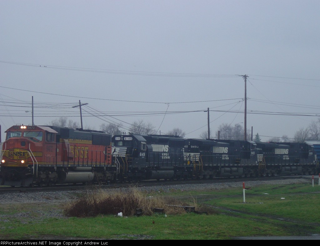 BNSF 9472 on NS train 14Q